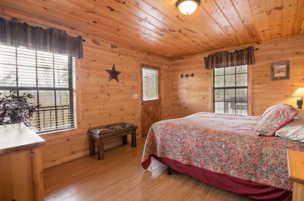 Golden View Lodge Cabin - 6 bedroom 5 bathroom/sleeps 20