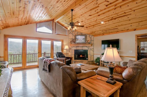Golden View Lodge Cabin - 6 bedroom 5 bathroom/sleeps 20